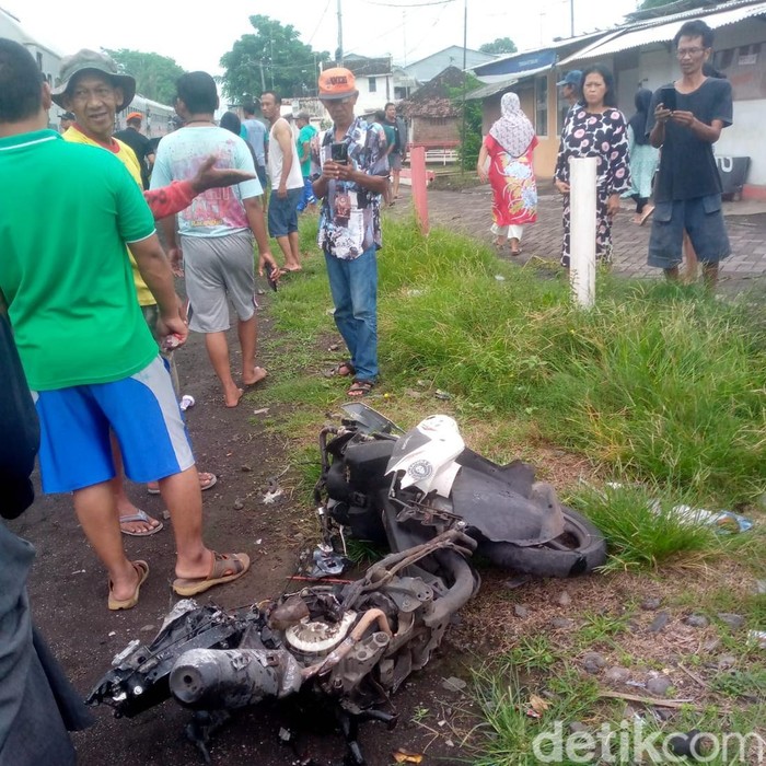 Pria di Kota Probolinggo Tewas Sengaja Tabrakkan Diri ke KA Probowangi Pria di Kota Probolinggo Tewas Sengaja Tabrakkan Diri ke KA Probowangi
