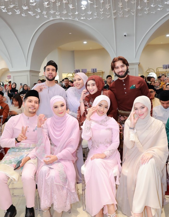 7 Foto Fuji & Davina Karamoy Tampil Beda Dengan Hijab Warna Pastel ... 7 Foto Fuji & Davina Karamoy Tampil Beda Dengan Hijab Warna Pastel ...