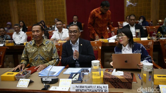 Rapat Perdana Mendikti Brian Yuliarto dengan Komisi X Digelar Tertutup