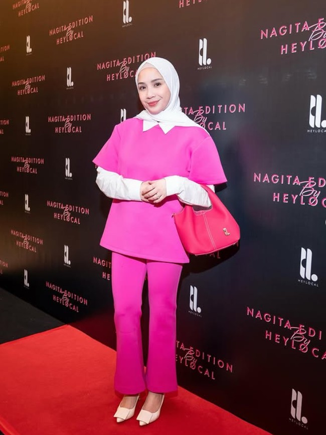 8 Potret Yura Yunita Bercadar Saat Umrah Bareng Keluarga, Bikin Pangling