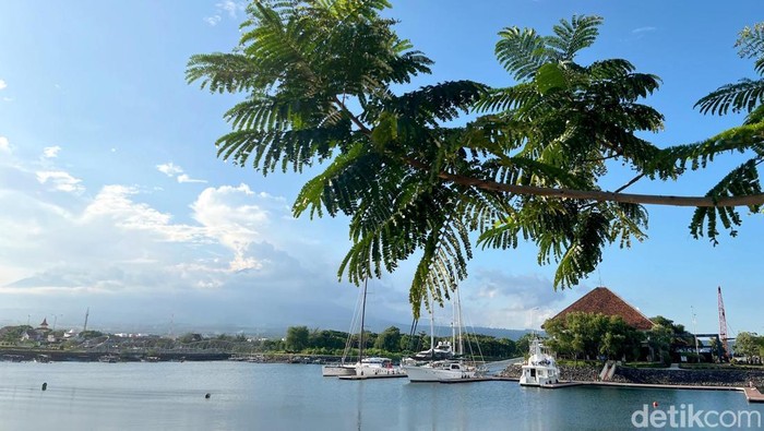 Spot Ngabuburit Asik di Pantai Boom