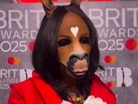 Viral Wanita Berwajah 'Kuda' Hadir di Brit Awards, Terungkap Sosok Aslinya