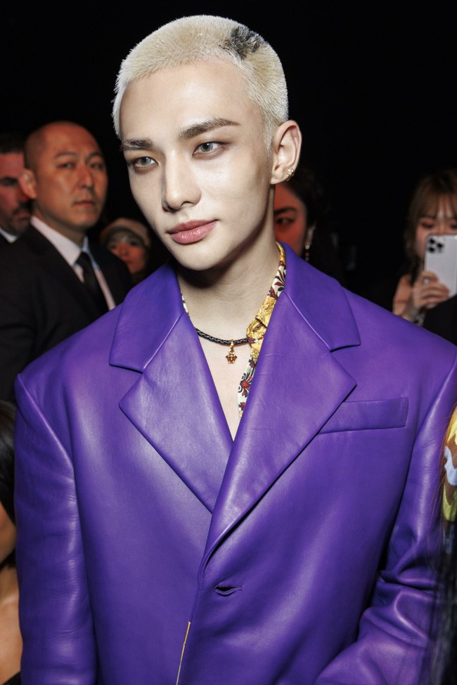 7 Gaya Hyunjin Stray Kids Tampil dengan Rambut Berlogo Versace di Milan
