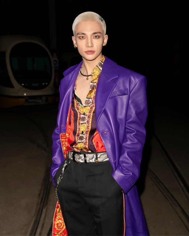 7 Gaya Hyunjin Stray Kids Tampil dengan Rambut Berlogo Versace di Milan