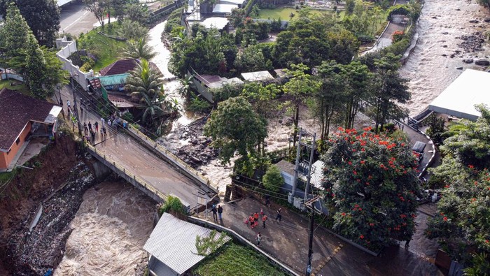 Jembatan di Puncak Bogor Putus Gegara Banjir Bandang Jembatan di Puncak Bogor Putus Gegara Banjir Bandang