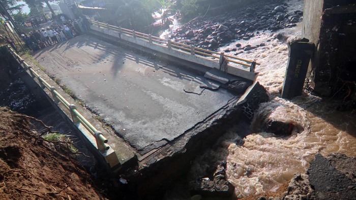 Jembatan di Puncak Bogor Putus Gegara Banjir Bandang Jembatan di Puncak Bogor Putus Gegara Banjir Bandang