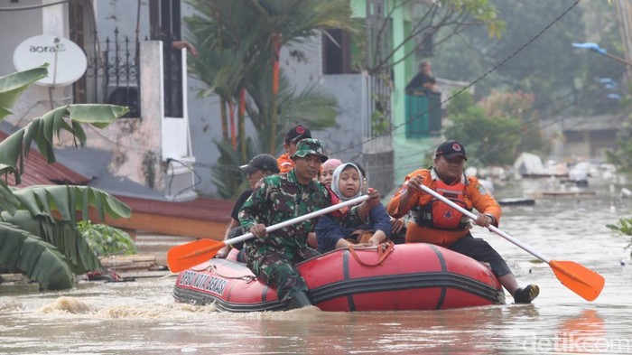 Banjir 3 Meter, Warga Perumahan Jaka Kencana Bekasi Dievakuasi