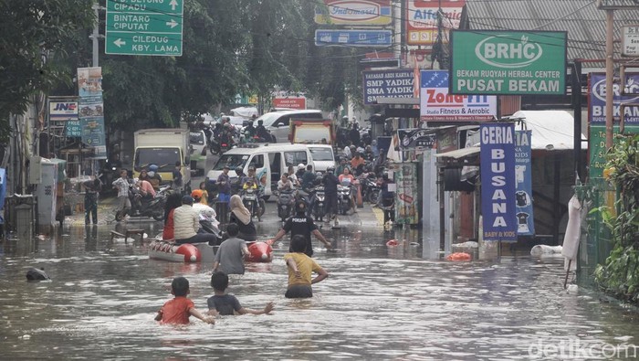 Lalu Lintas Terputus Akibat Banjir di Jurangmangu, Tangsel