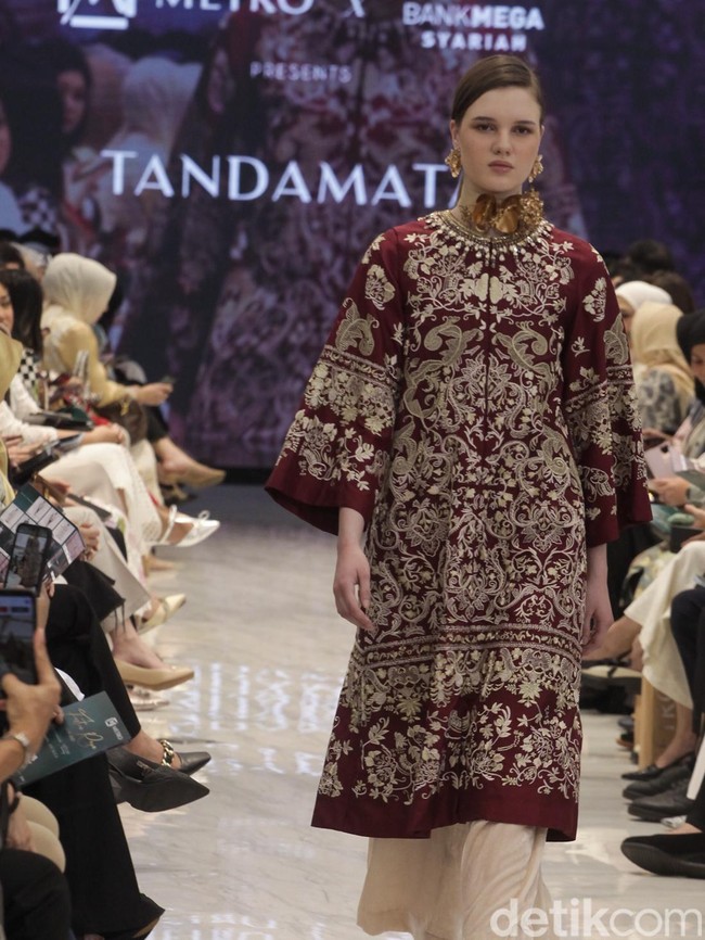 Foto: Model Indonesia Memesona di Catwalk Dior Couture, Bak Dewi Romawi