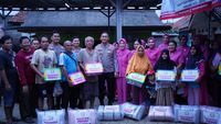 Kapolres Bogor Kunjungi Warga Korban Banjir di Bojong Kulur, Beri ...