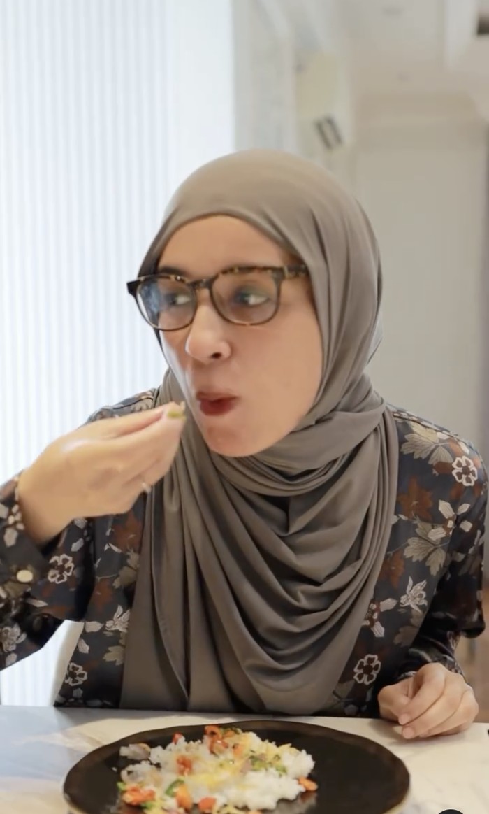 Momen Shireen Sungkar Makan di Warung Tenda hingga Masak di Rumah