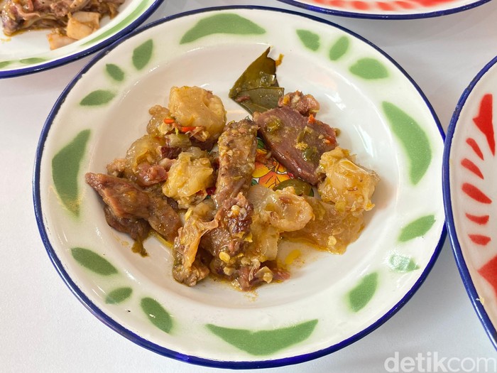 Ini Menu Andalan Nasi Kulit Mak Igun yang Diterpa Isu Sepi Pengunjung