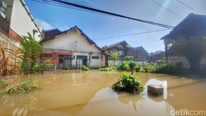 Ragam Cara Warga Menembus Genangan Banjir Dayeuhkolot Bandung
