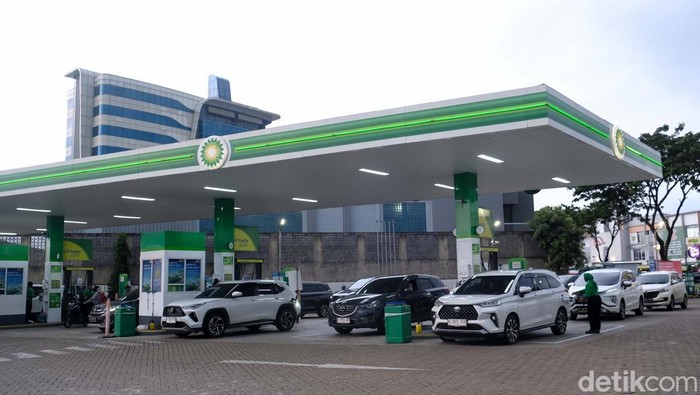 Antrean Panjang Isi Bensin di SPBU Swasta