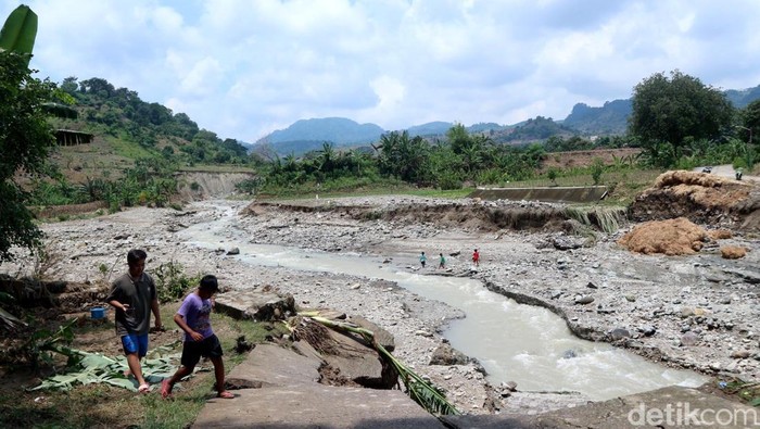 Potret Jembatan Ambruk Diterjang Banjir Bandang di Bojonegoro