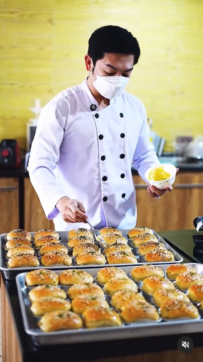 Nicky Tirta Bikin Roti Bakso hingga Kulineran di Korea