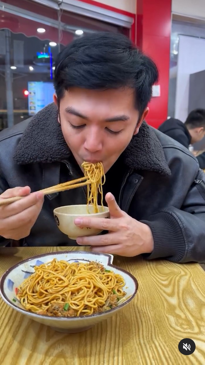 Nicky Tirta Bikin Roti Bakso hingga Kulineran di Korea