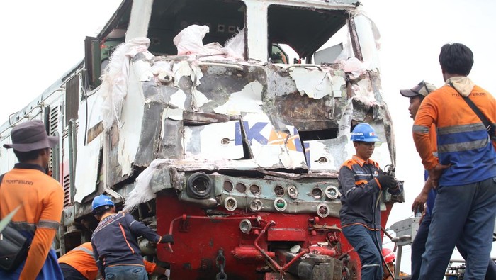Kondisi KA Kertanegara Usai Tabrak Truk di Kediri