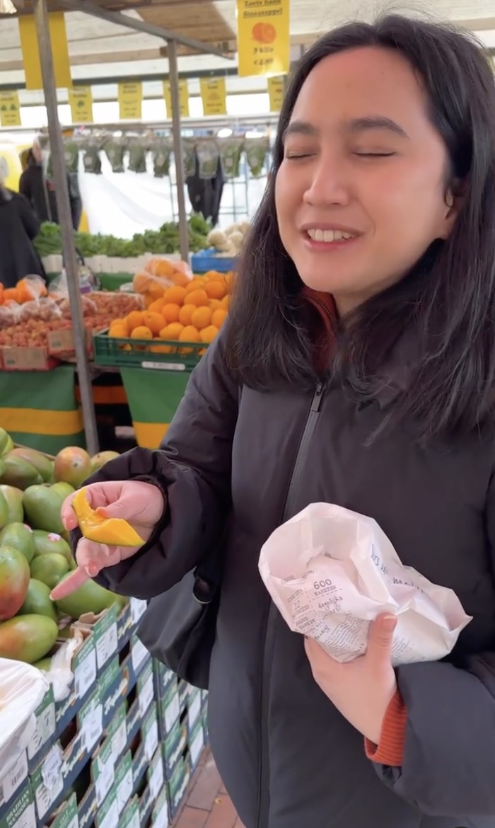 Rachel Amanda Bikin Sandwich hingga Jajan di Pasar Amsterdam