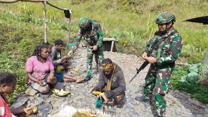 Satgas Yonif 715/Mtl Cek Kesehatan ke Rumah-rumah Warga Papua