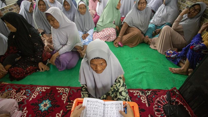 Antusias Warga Lansia Ikut Pesantren Ramadan di Indramayu