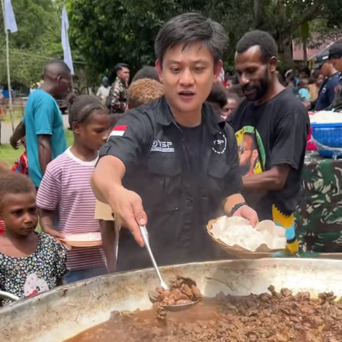 Bobon Santoso Masak Bareng Ustad Derry Sulaiman dan Ikut Ngeliwet Bobon Santoso Masak Bareng Ustad Derry Sulaiman dan Ikut Ngeliwet