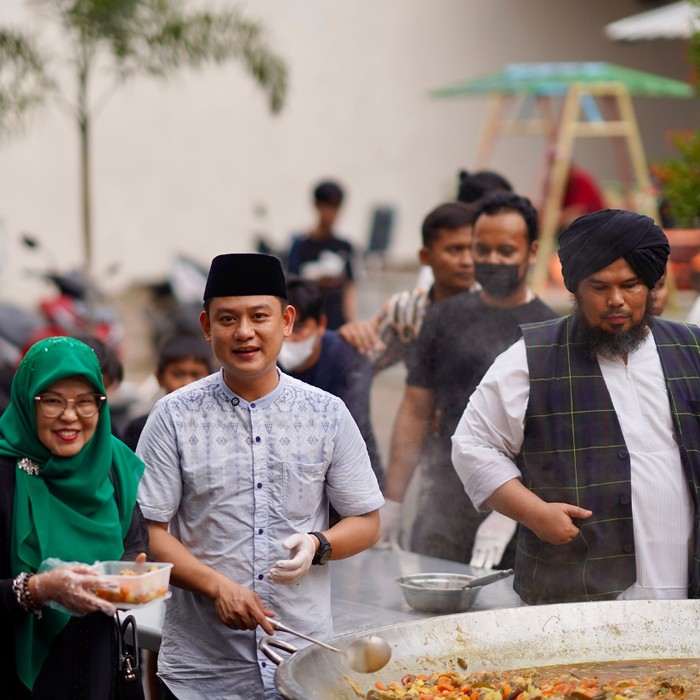 Bobon Santoso Masak Bareng Ustad Derry Sulaiman dan Ikut Ngeliwet Bobon Santoso Masak Bareng Ustad Derry Sulaiman dan Ikut Ngeliwet