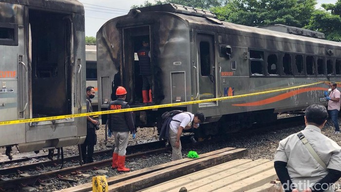 Polisi Tangkap Pembakar 3 Gerbong KA di Stasiun Tugu Jogja Polisi Tangkap Pembakar 3 Gerbong KA di Stasiun Tugu Jogja