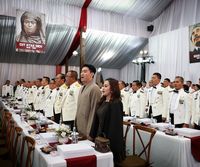 7 Foto Mesra Ifan Seventeen Bareng Istri, Kini Dipilih Jadi Dirut PFN