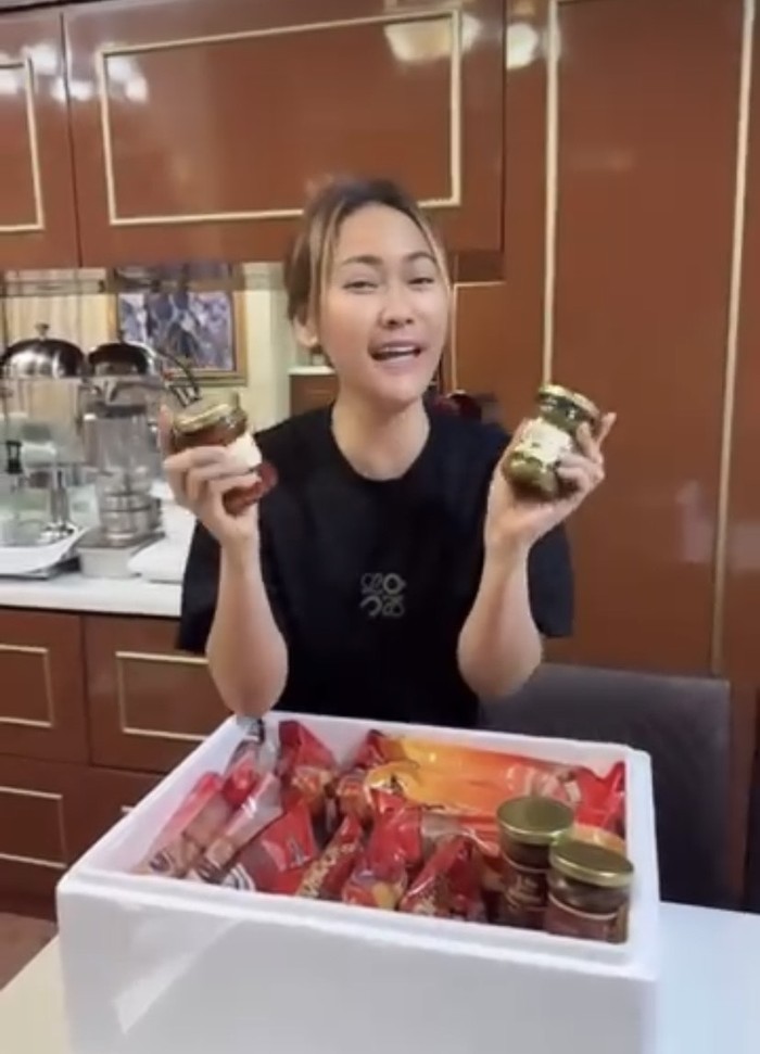 Pose Keren Inul Daratista Masak dan Kulineran Bareng Keluarga