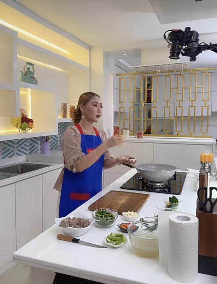 Pose Keren Inul Daratista Masak dan Kulineran Bareng Keluarga