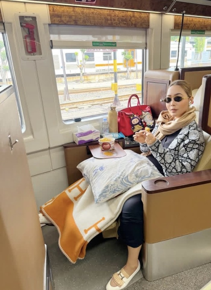 Pose Keren Inul Daratista Masak dan Kulineran Bareng Keluarga