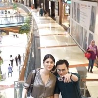 7 Foto Mesra Dokter Oky Pratama Bareng Istri Bule yang Jarang Tersorot