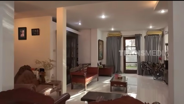 Intip Jeroan Rumah Ikke Nurjanah yang Homey Bernuansa Kayu