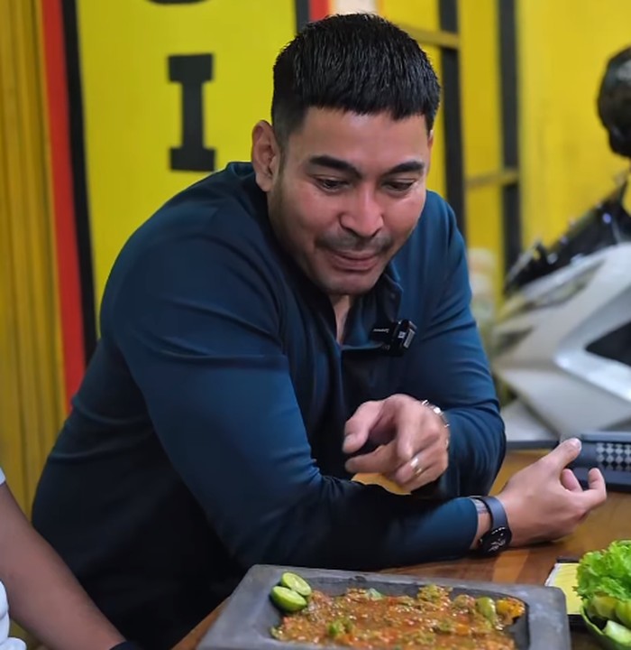 Momen Seru Robby Purba Berburu Takjil di Pedagang Kaki Lima