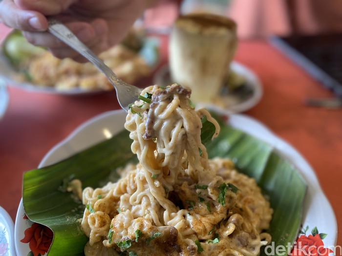 Warkop Ini Tawarkan Indomie Carbonara dan Sapi Asap yang Smokey