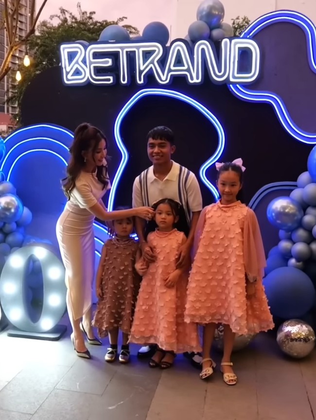 8 Foto Jessica Mila & Baby Kyarra Pulang ke Rumah, Disambut Dengan Adat ...
