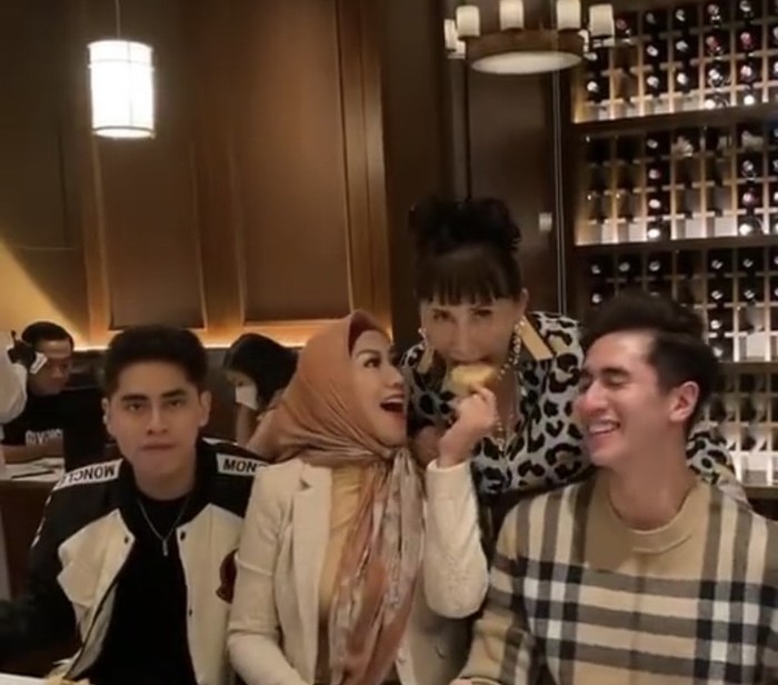 Seru! Venna Melinda Makan Bareng Fuji dan Verrel Bramasta