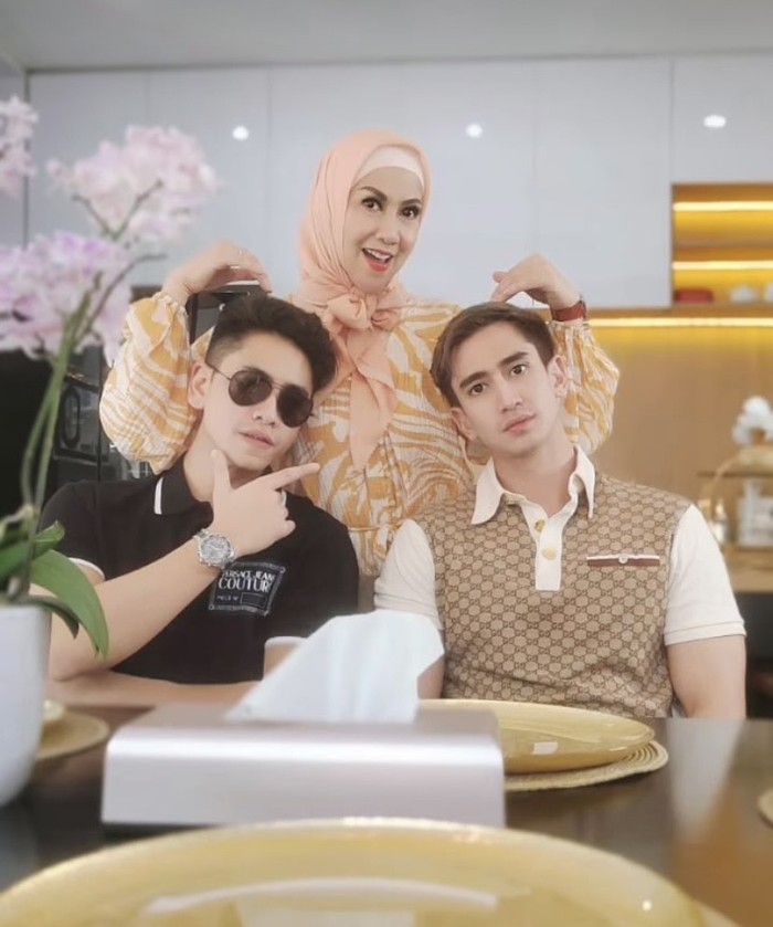 Seru! Venna Melinda Makan Bareng Fuji dan Verrel Bramasta