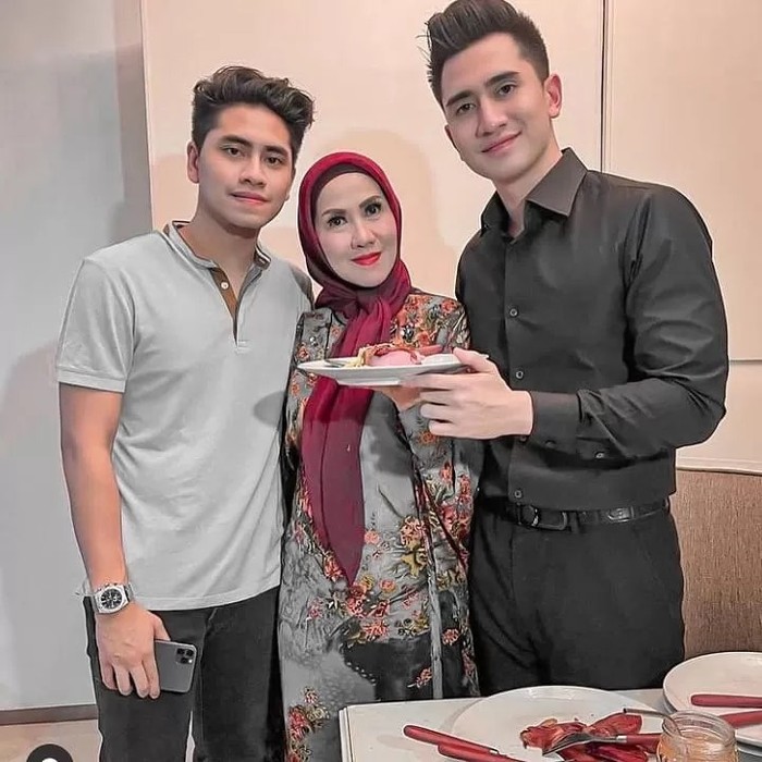 Seru! Venna Melinda Makan Bareng Fuji dan Verrel Bramasta
