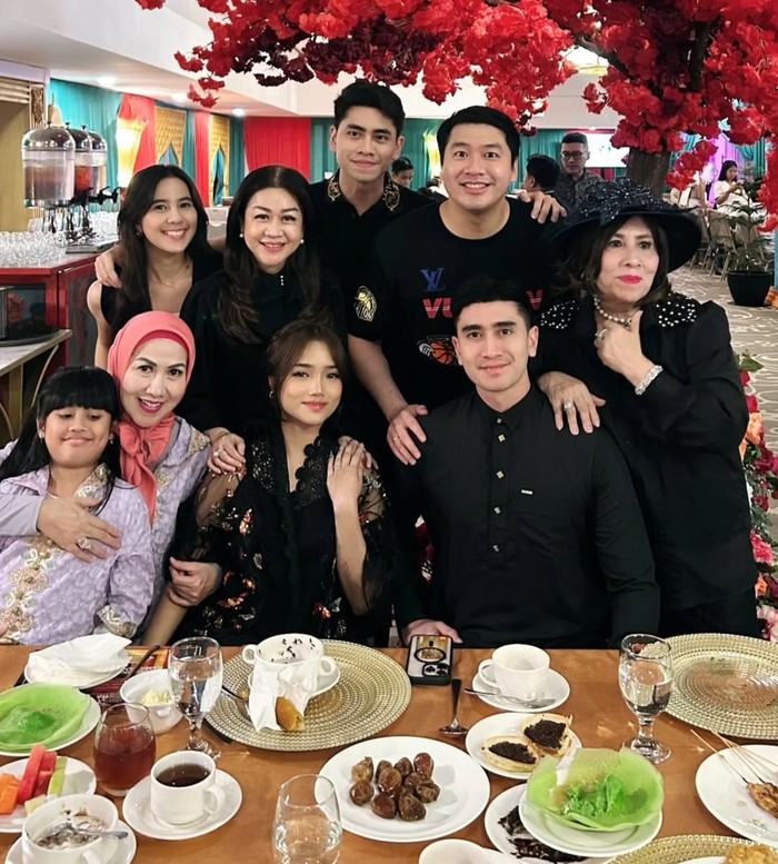 Seru! Venna Melinda Makan Bareng Fuji dan Verrel Bramasta