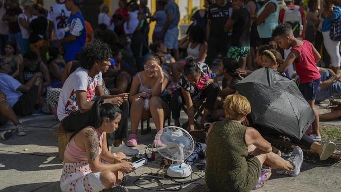 Warga Kuba Ramai-ramai Charge HP Saat Pemadaman Listrik Massal