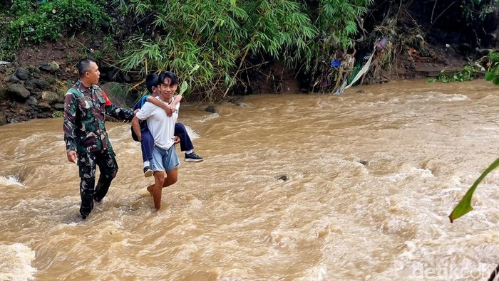 Warga Ponorogo Terisolir Akibat Jembatan Roboh