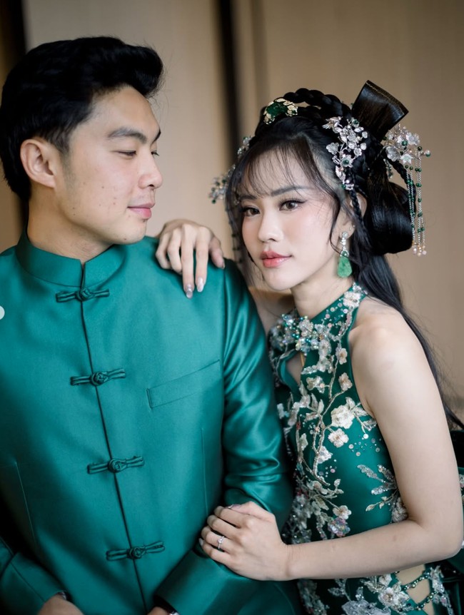 Foto Sangjit Jessica Jane-Erwin Phang, Mesra & Serasi Berbusana Warna Emerald