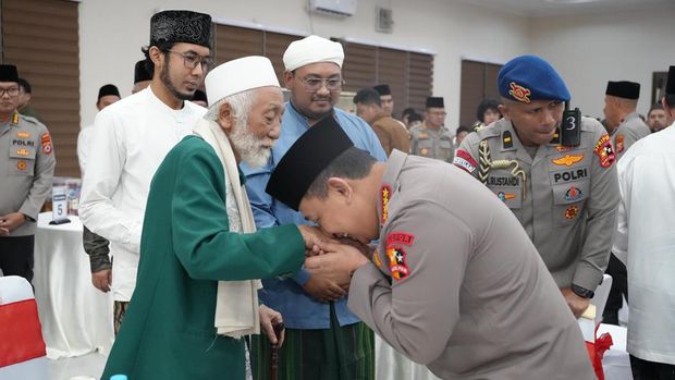 Momen Kapolri Silaturahmi dan Bukber dengan Ulama-Masyarakat Banten Momen Kapolri Silaturahmi dan Bukber dengan Ulama-Masyarakat Banten