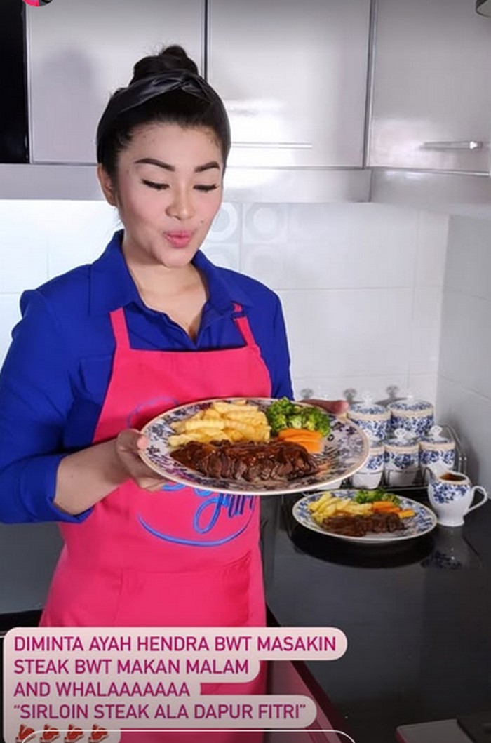 Fitri Carlina Ternyata Jago Masak Klepon hingga Sirloin Steak