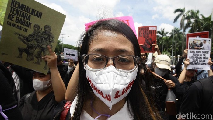 Penampakan Massa Aksi Tolak RUU TNI di Gedung DPR