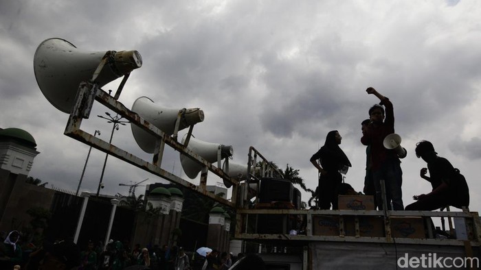 Penampakan Massa Aksi Tolak RUU TNI di Gedung DPR