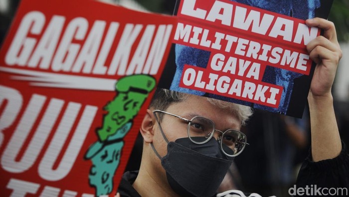 Penampakan Massa Aksi Tolak RUU TNI di Gedung DPR