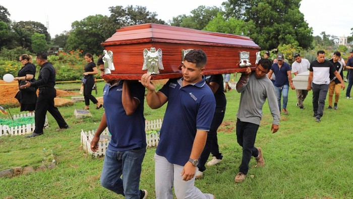 Suasana Duka Keluarga Korban Kecelakaan Pesawat di Honduras